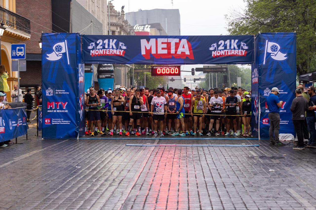 Lleva a cabo Monterrey carrera 21K con temática mundialista - Vector Norte