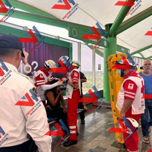 Hombre es sometido por pasajeros y detenido tras empujar a una mujer en ...